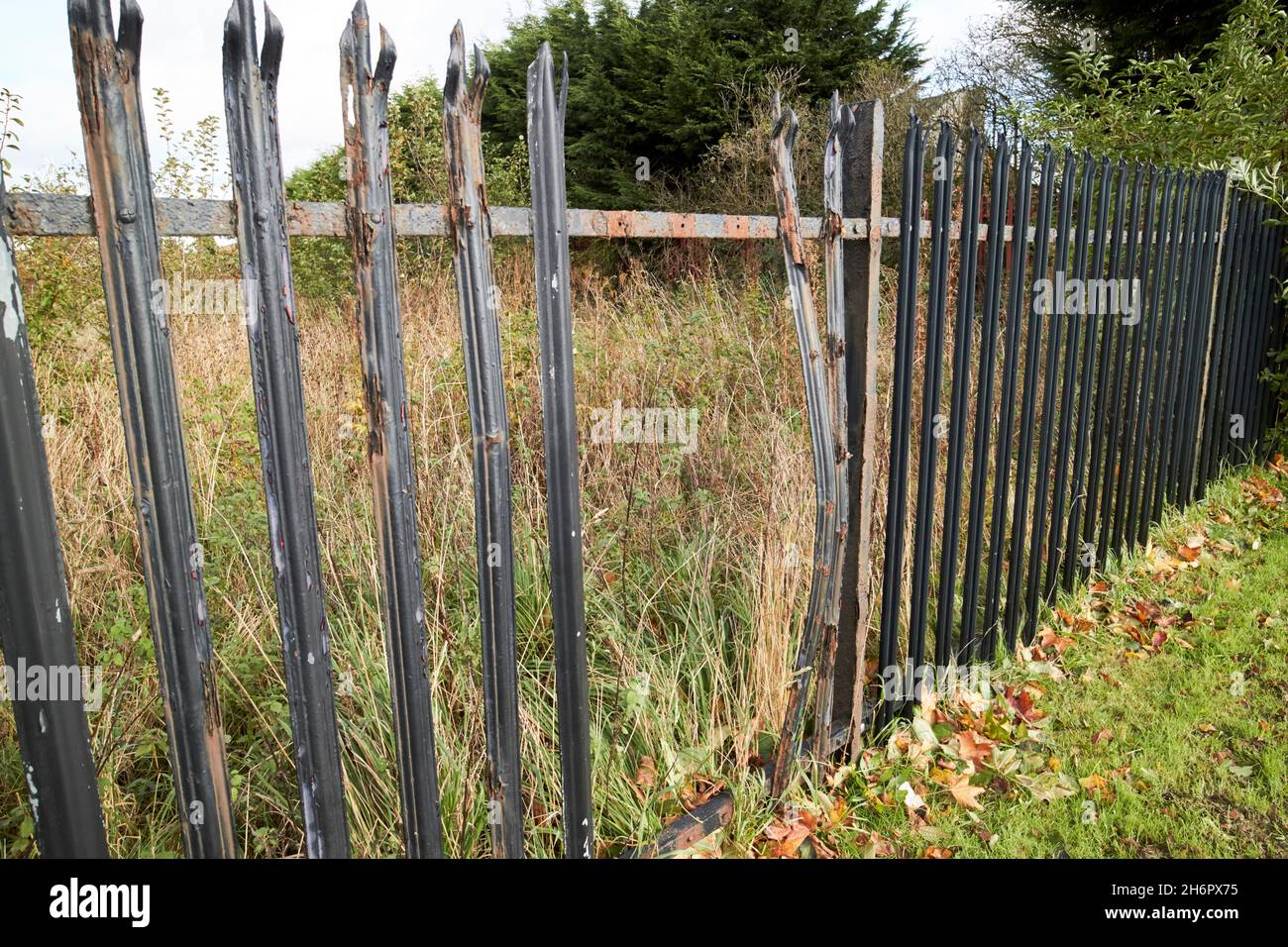 Metal fencing hi-res stock photography and images - Alamy