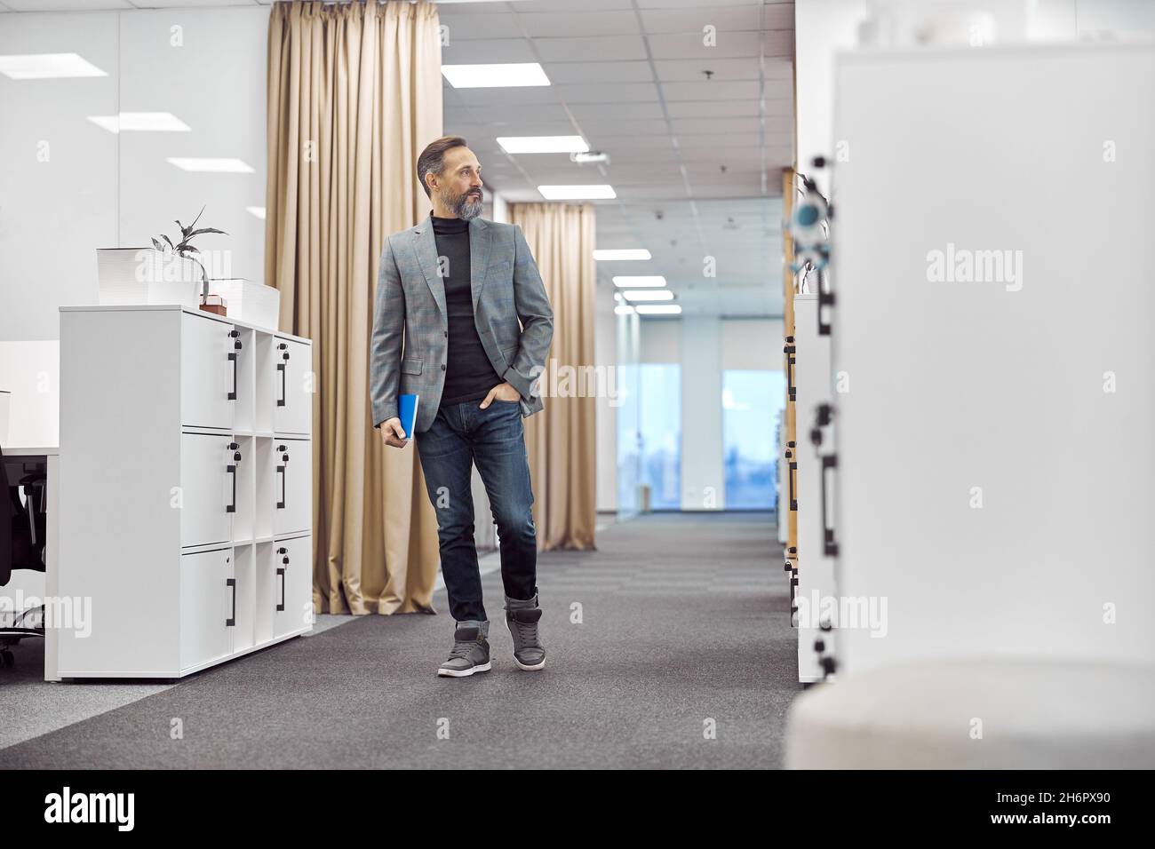 Person at desk ofice hi-res stock photography and images - Alamy