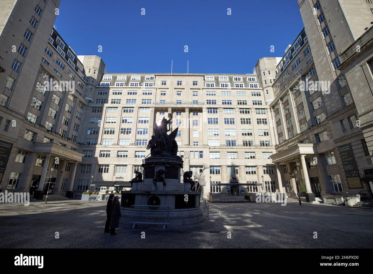 Exchange flags building liverpool hi-res stock photography and images ...