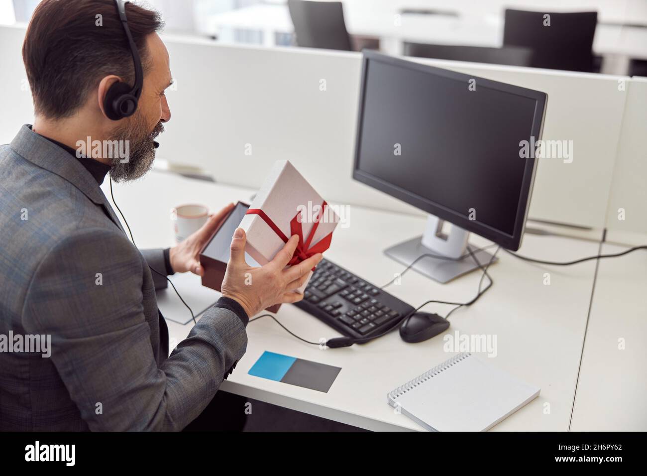 Happy office worker hi-res stock photography and images - Alamy