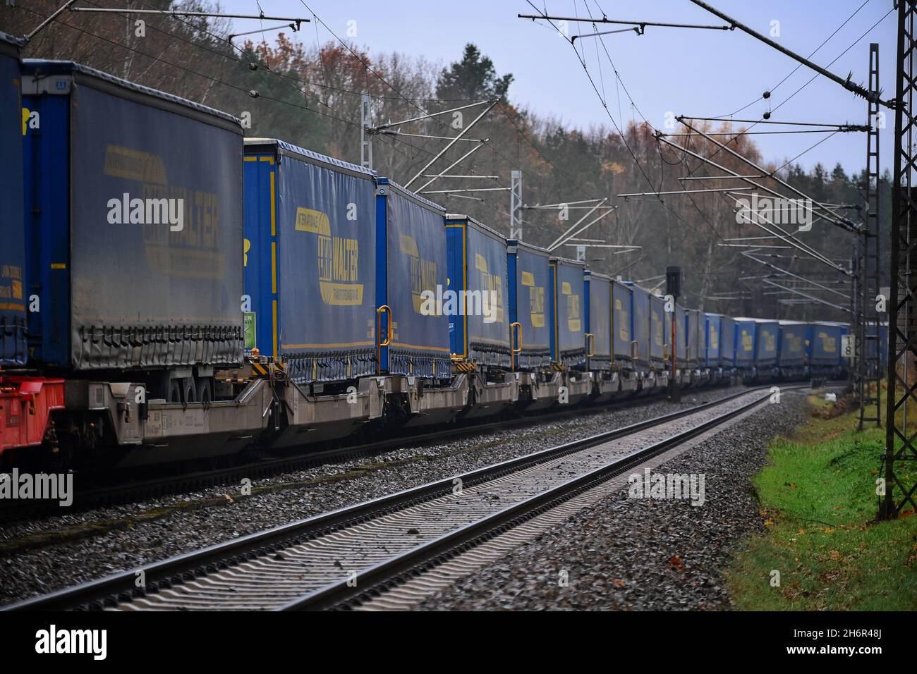 Hohen Neuendorf, Germany. 17th Nov, 2021. A freight train is driving ...
