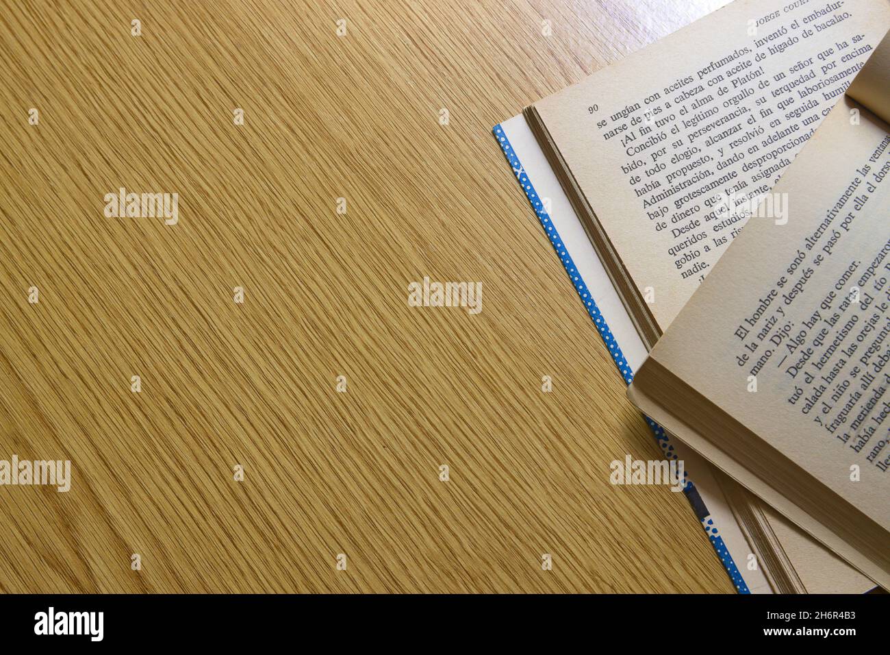 Book page open visual hi-res stock photography and images - Alamy