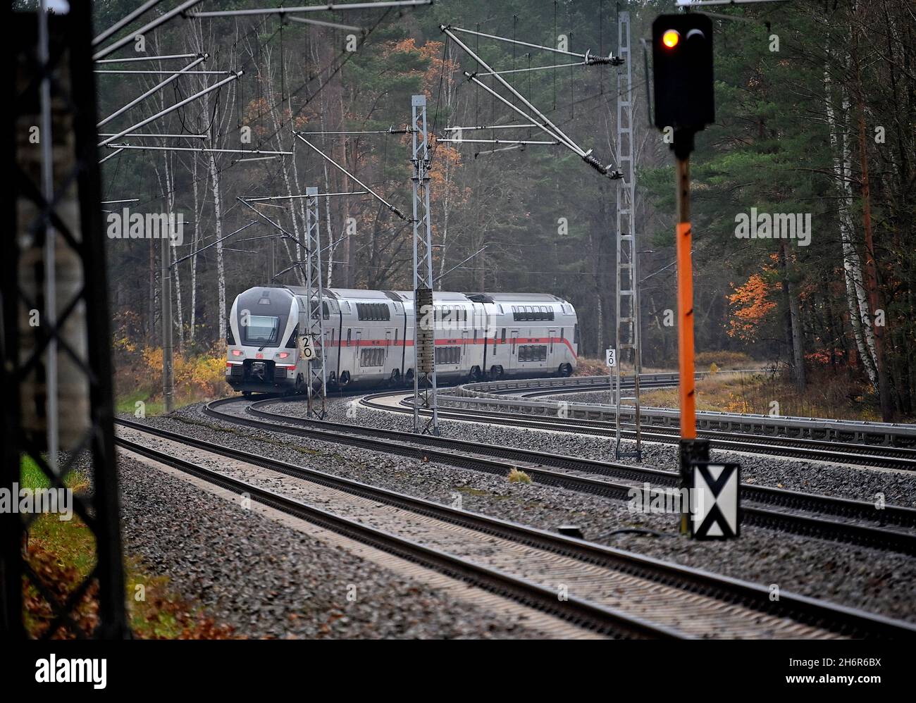 Hohen Neuendorf, Germany. 17th Nov, 2021. An Intercity Express (IC 2 ...