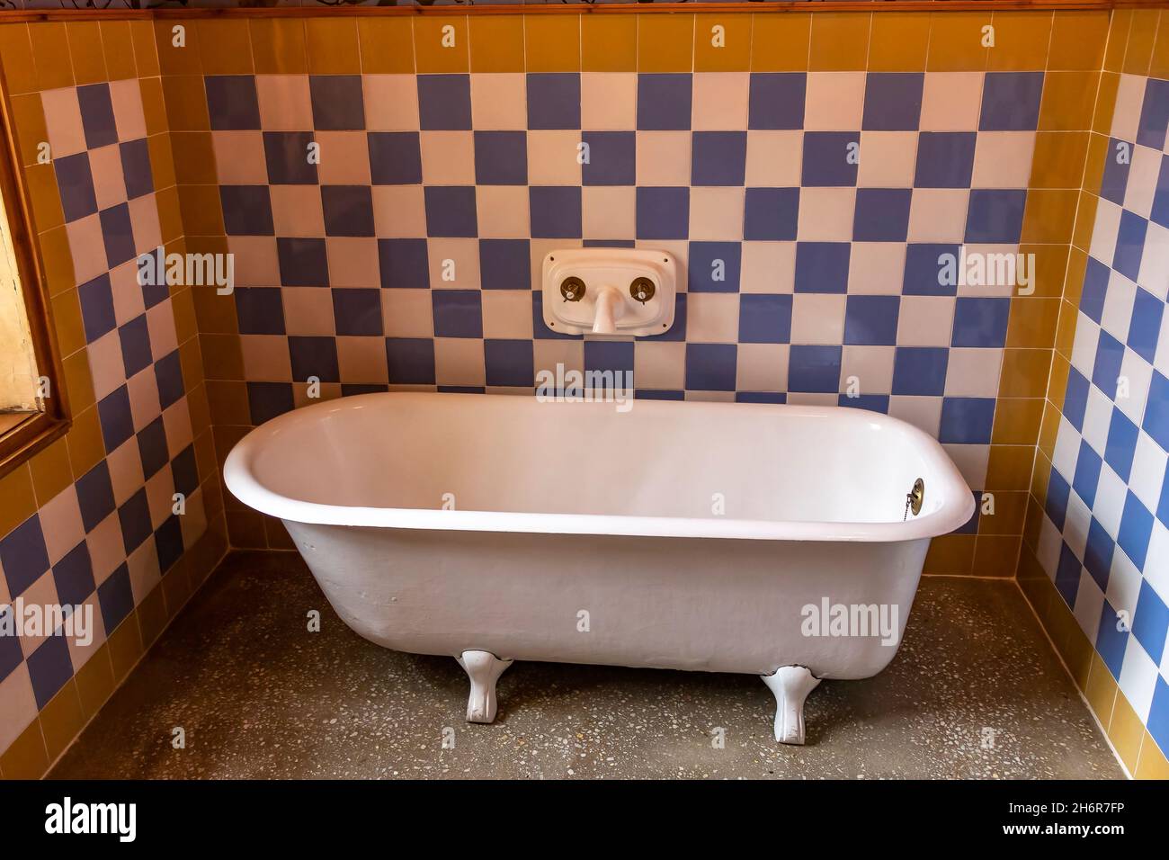 Vintage style tub hi-res stock photography and images - Alamy