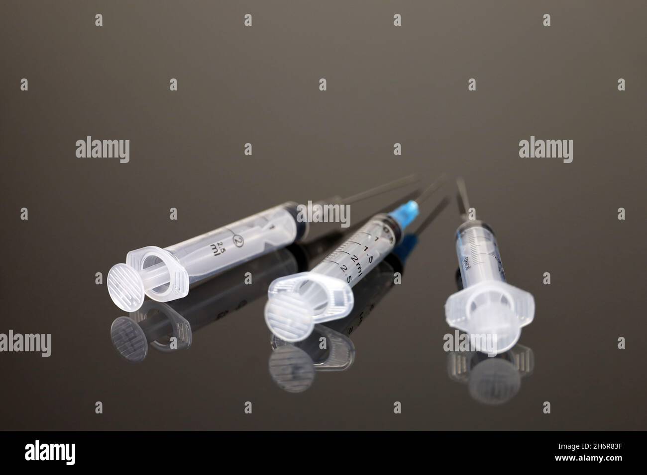 Insulin syringes hi-res stock photography and images - Alamy