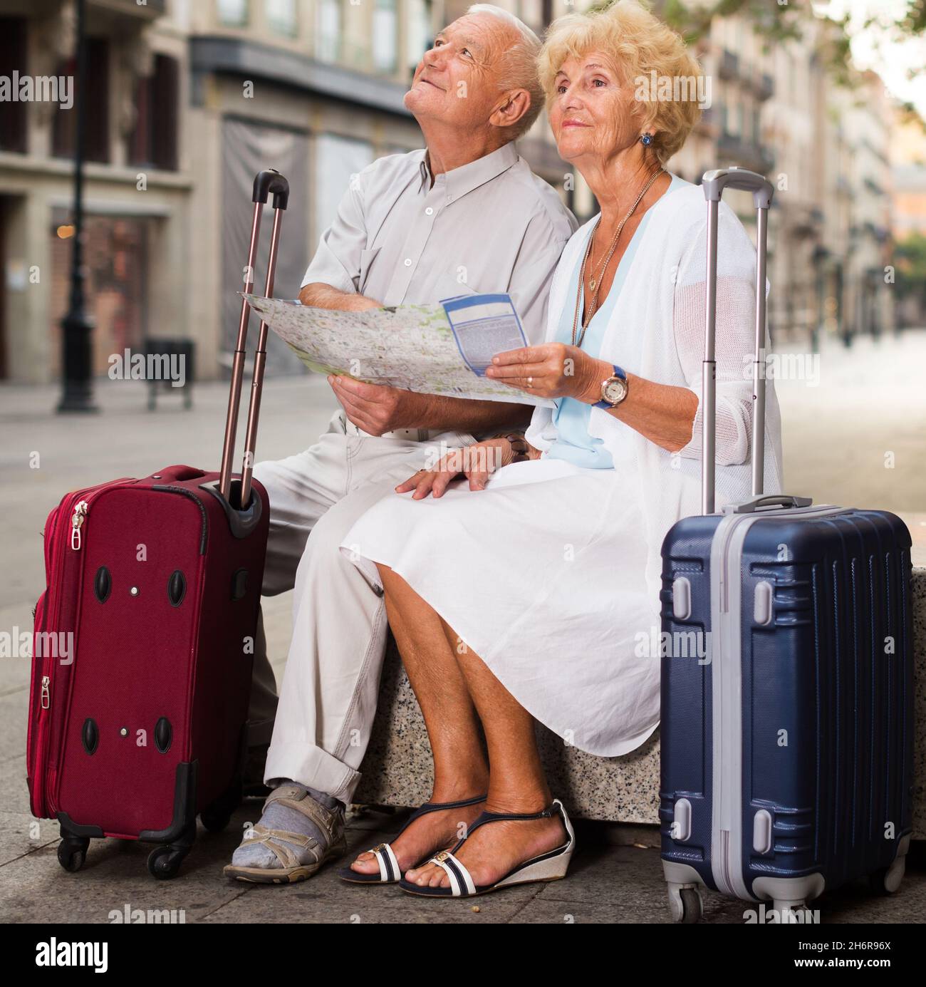 Senior tourists with map Stock Photo - Alamy