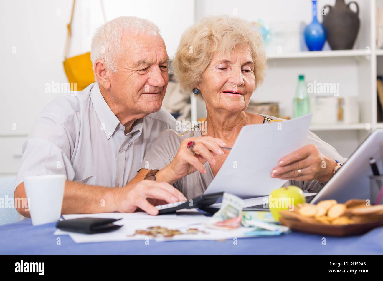 Utility bills woman happy hi-res stock photography and images - Alamy