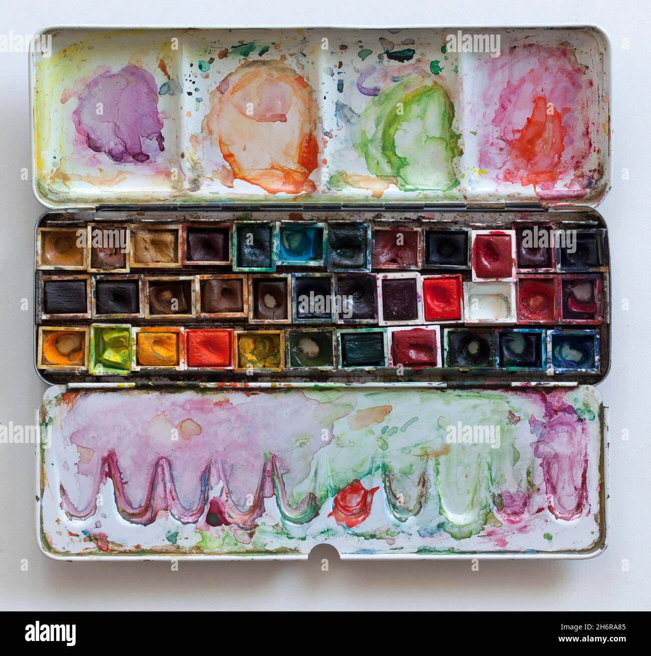 Well Used Artists Watercolour Paints Tin Stock Photo - Alamy