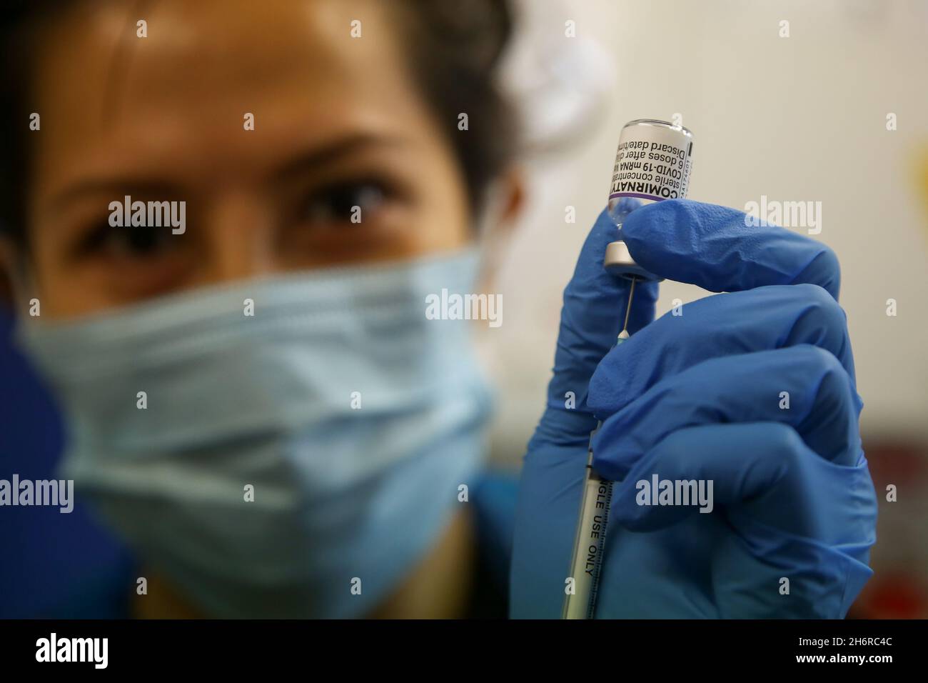 London, UK. 06th Nov, 2021. A NHS health worker prepares the Pfizer ...