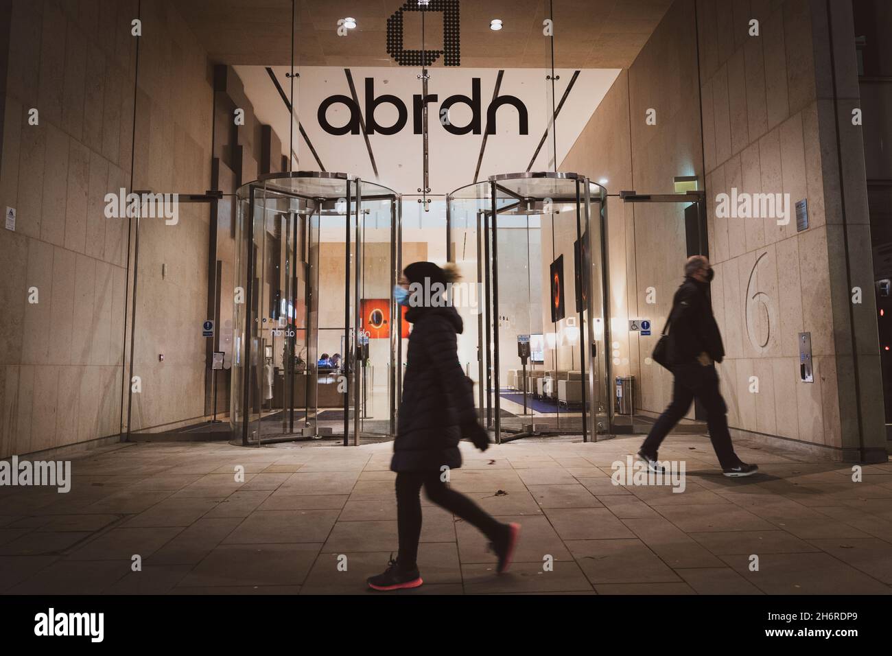 Abrdn st andrew square hi-res stock photography and images - Alamy