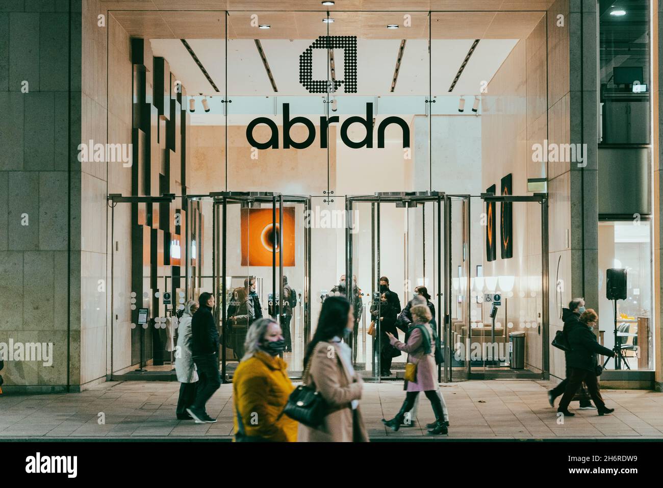 Abrdn st andrew square hi-res stock photography and images - Alamy