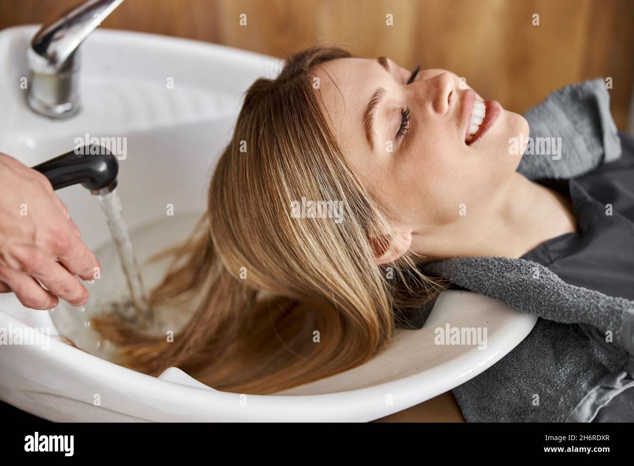 Female washing hair hi-res stock photography and images - Alamy