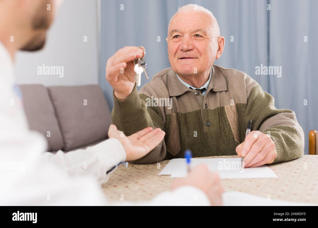 Man selling house hi-res stock photography and images - Alamy