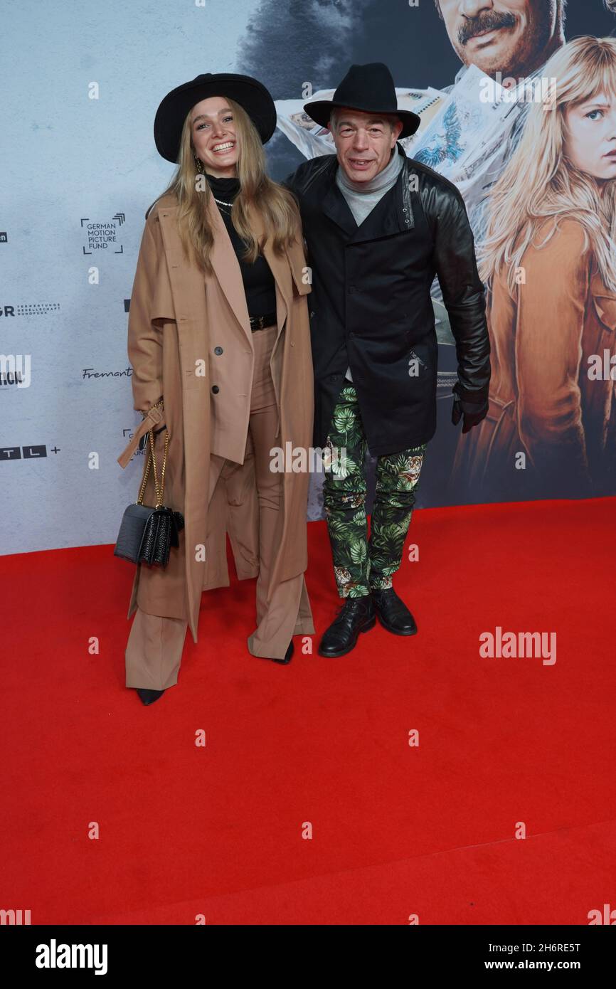 Berlin, Germany. 17th Nov, 2021. Presenter Lola Weippert and her father ...