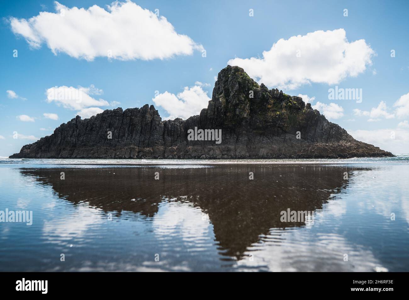 Rock formation at Karekare beach, New Zealand Stock Photo - Alamy