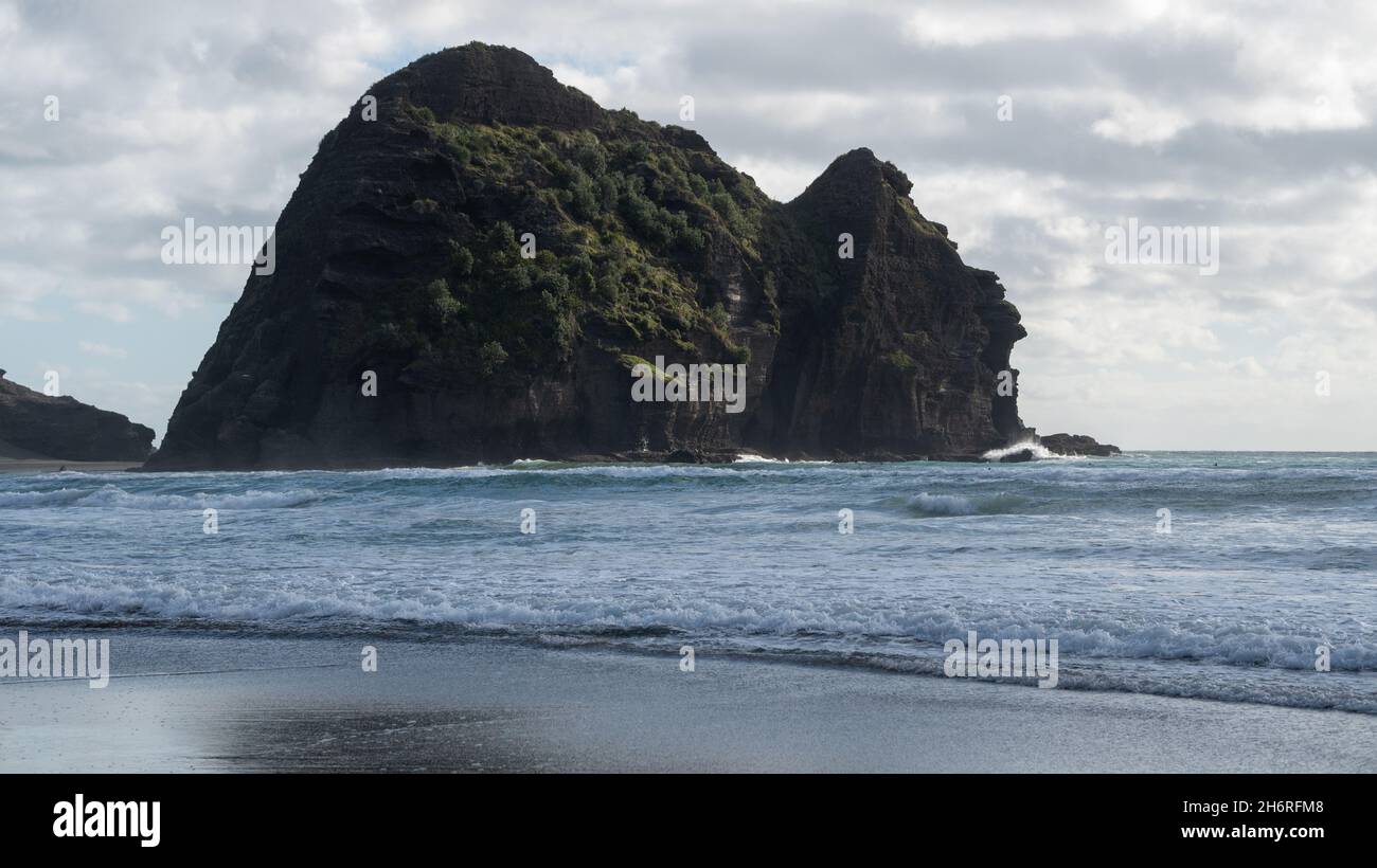 Piha black sand hi-res stock photography and images - Alamy