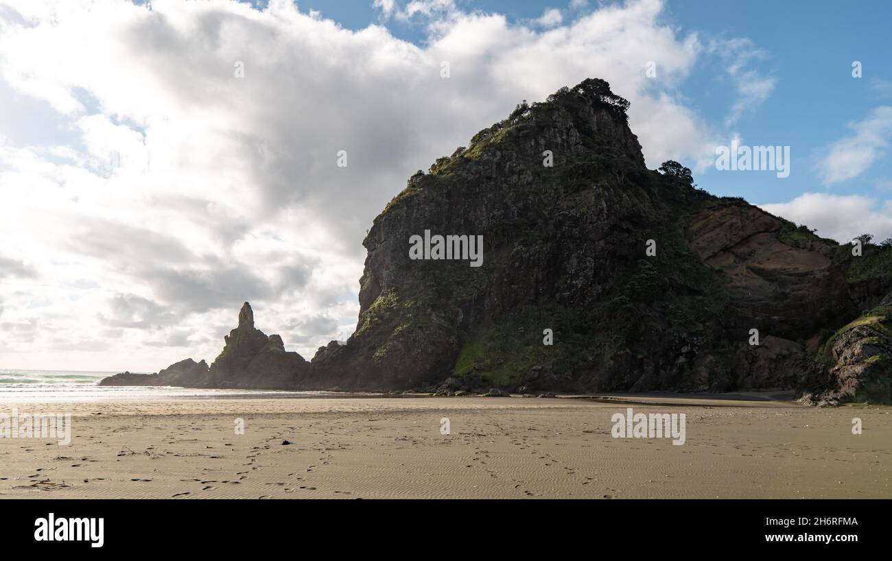 Piha black sand hi-res stock photography and images - Alamy