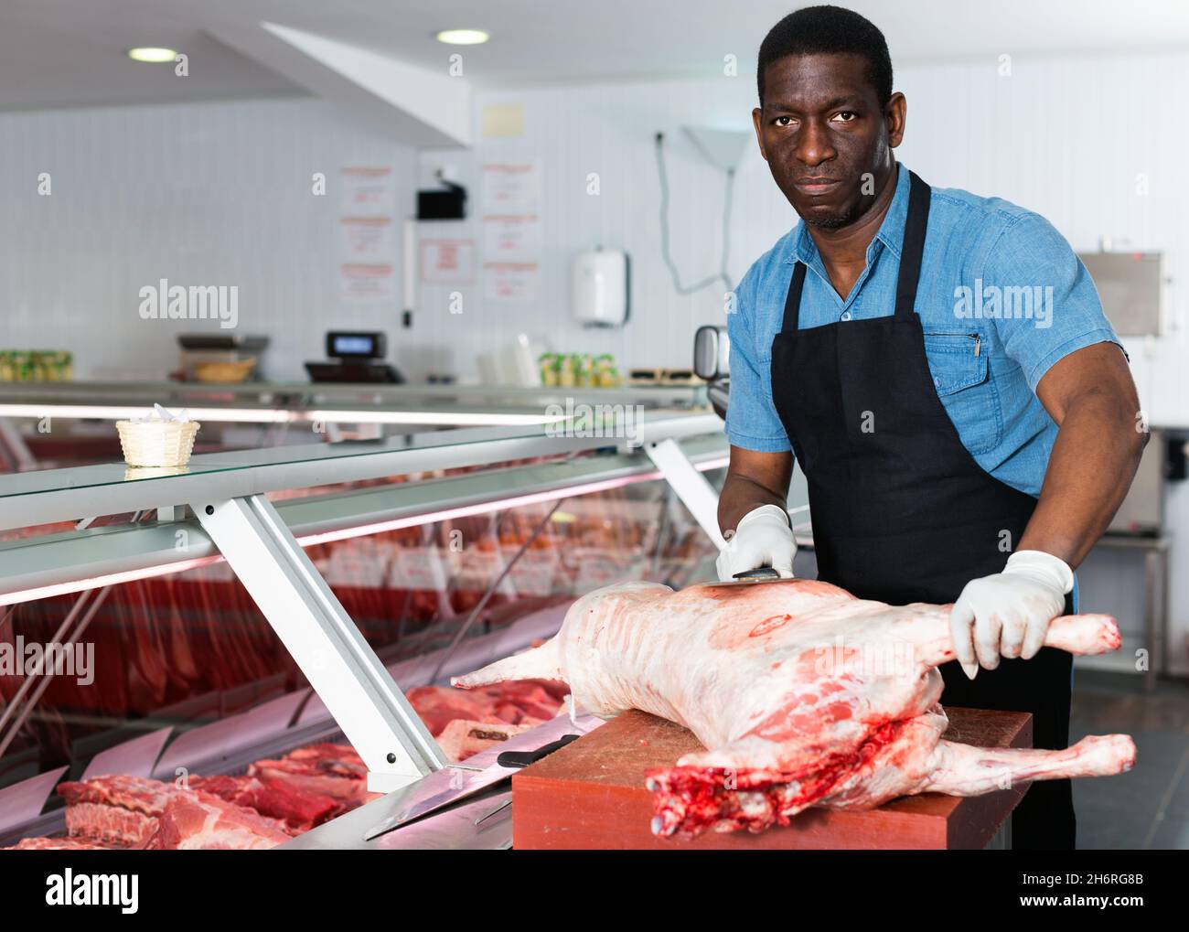 Butcher cutting meat african man hi-res stock photography and images ...