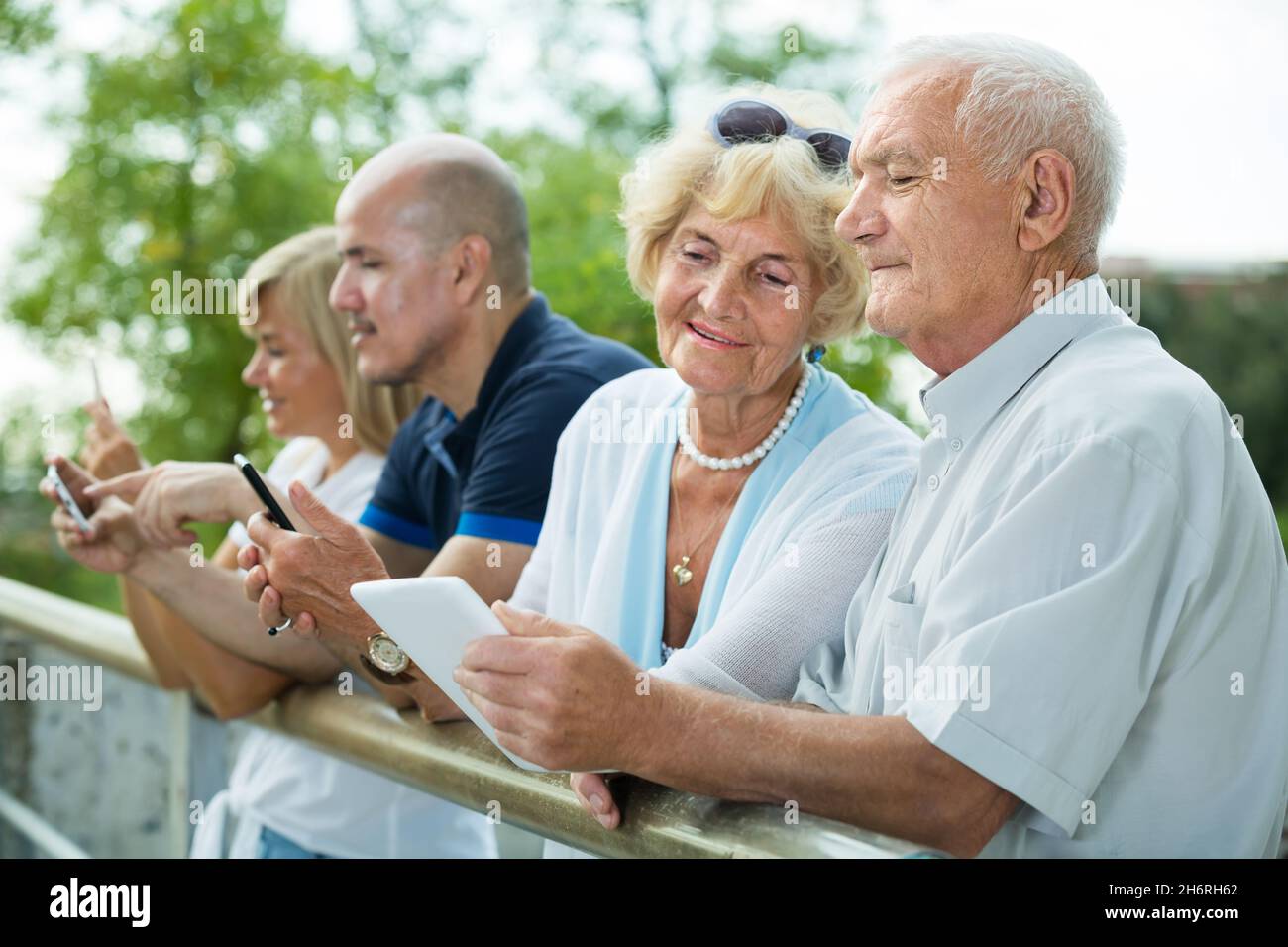Group distracted by mobile phones hi-res stock photography and images ...