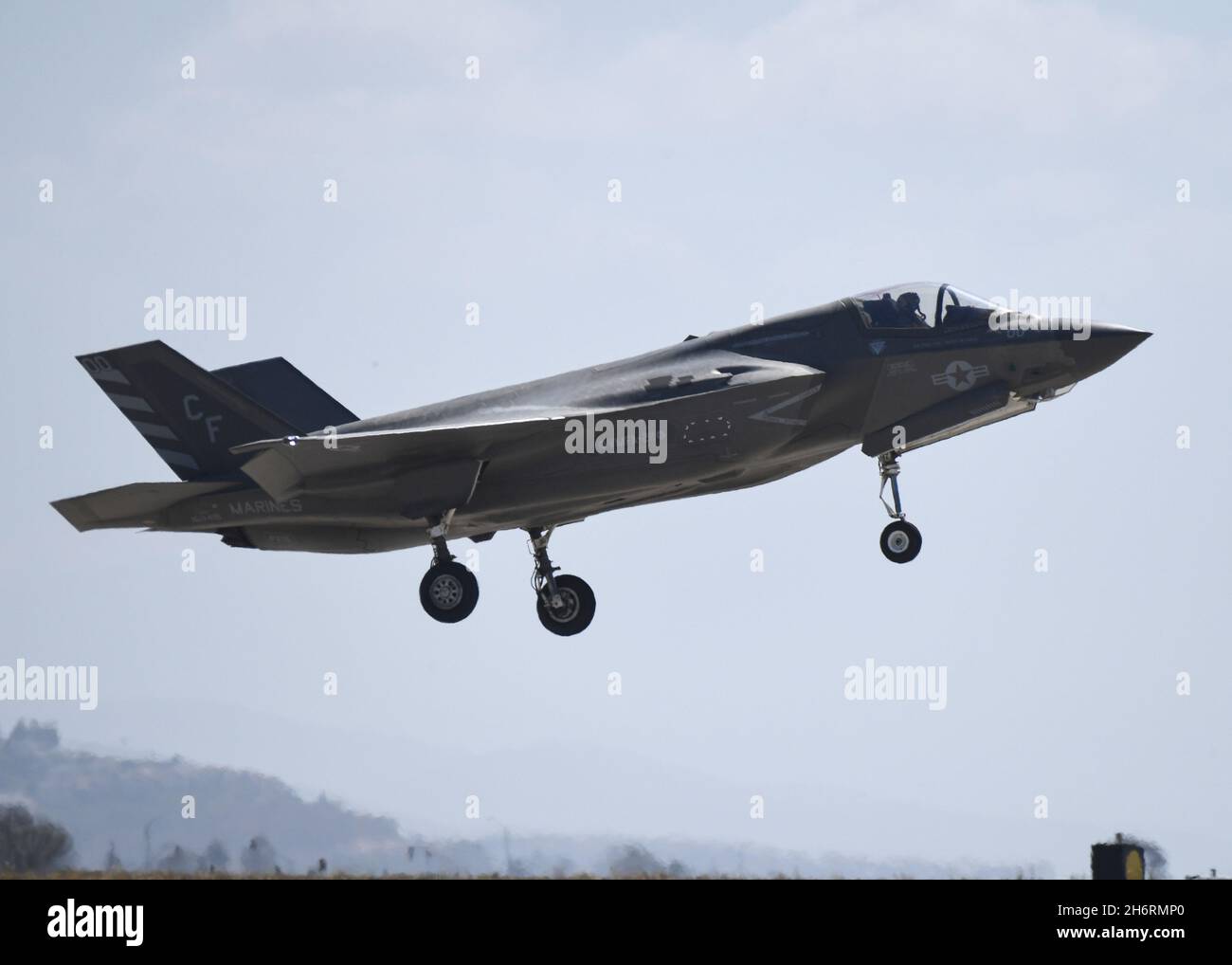 F 35b landing hi-res stock photography and images - Alamy