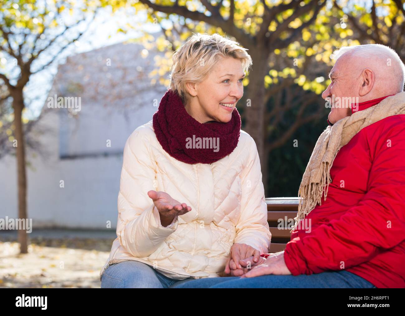Mature couple sitting talking hi-res stock photography and images - Alamy