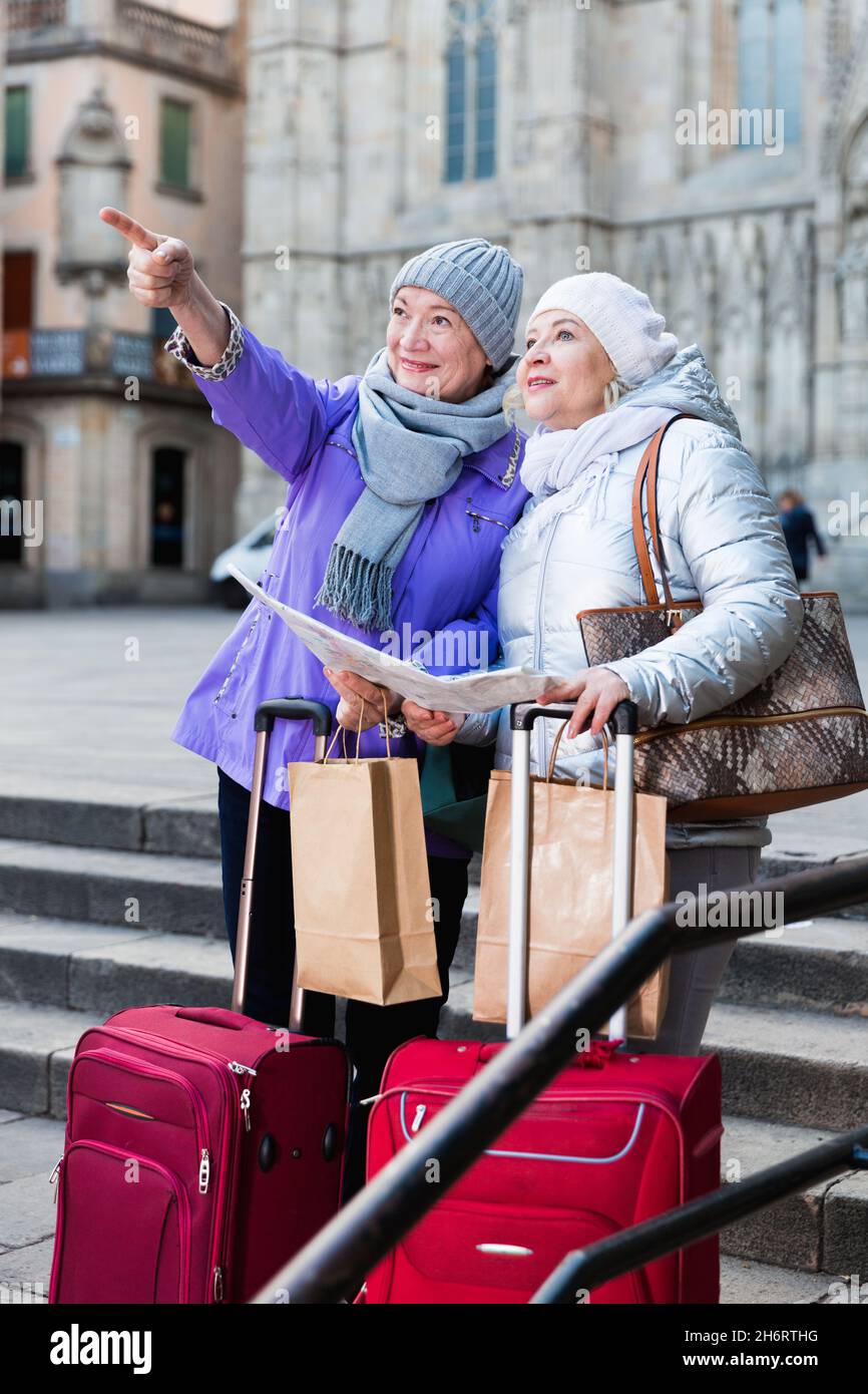 Elderly women tourists with city guide Stock Photo - Alamy