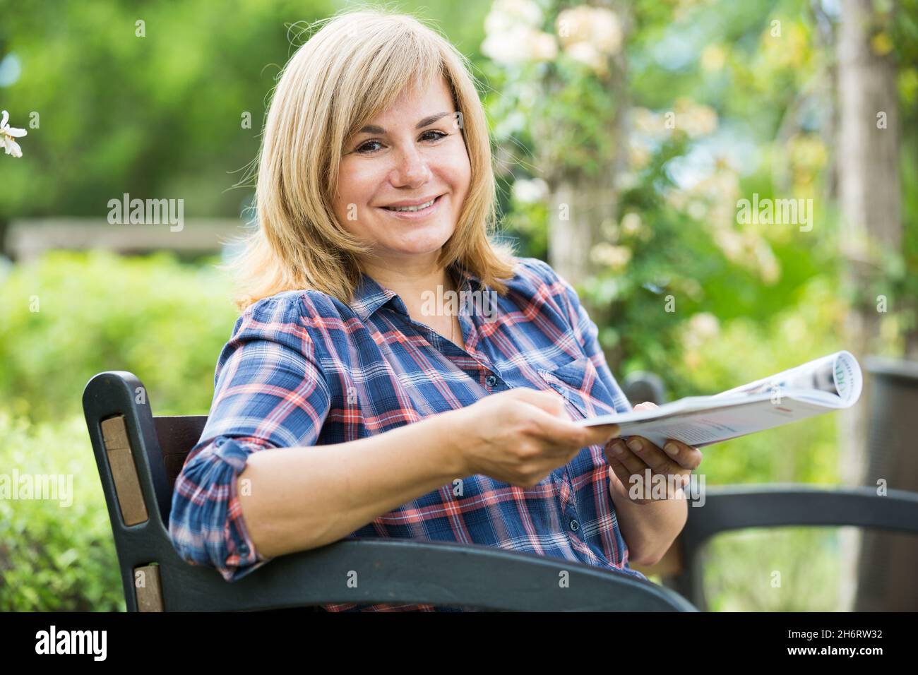 woman reading magazine Stock Photo - Alamy