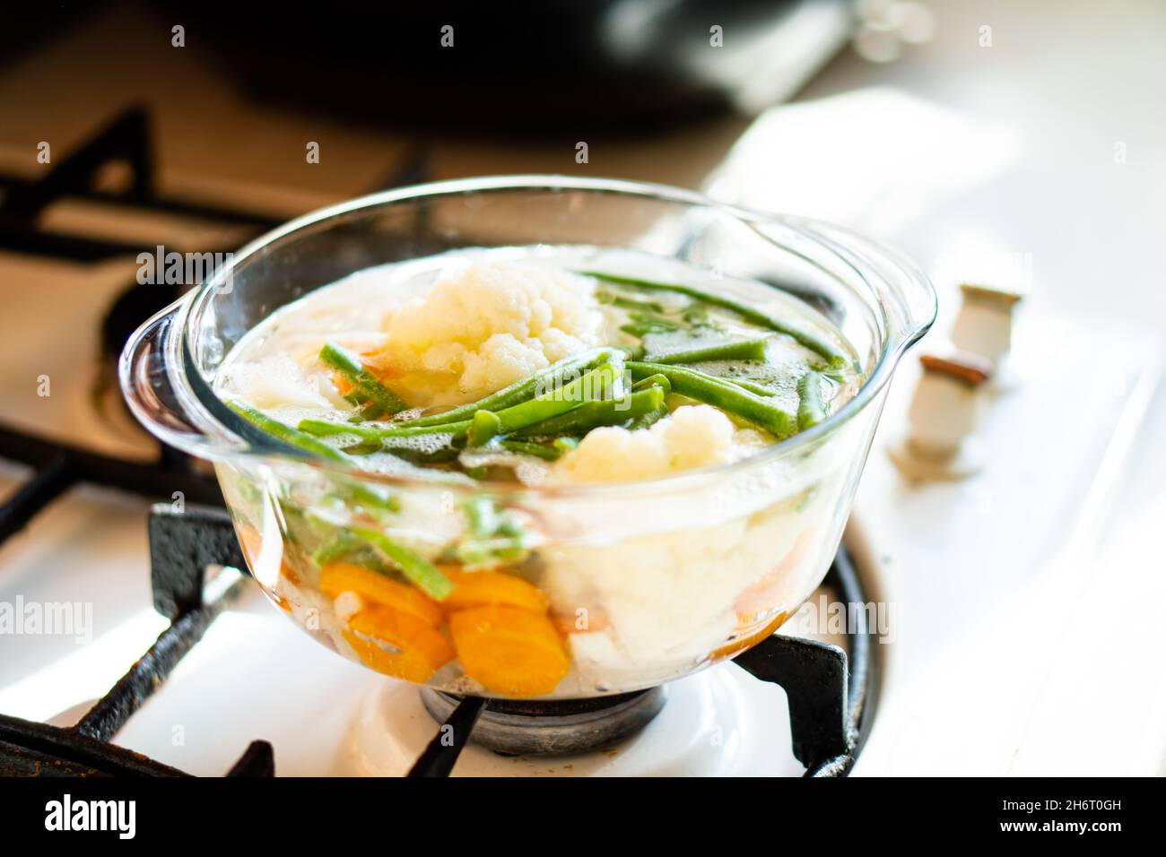 Glass pot boiling vegetable soup hi-res stock photography and images ...