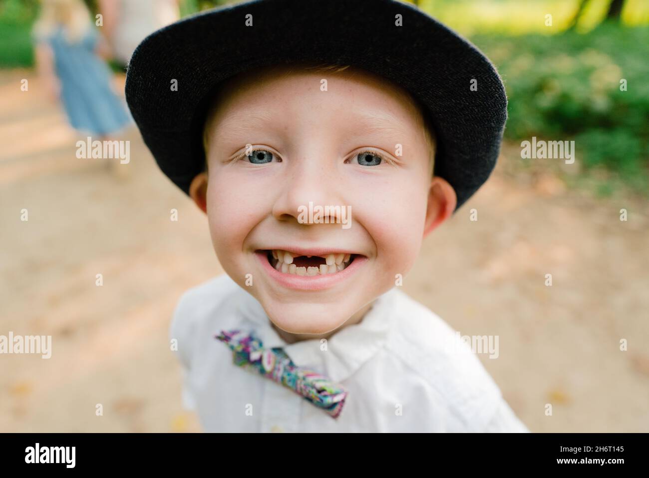 Boy missing tooth laughing hi-res stock photography and images - Alamy
