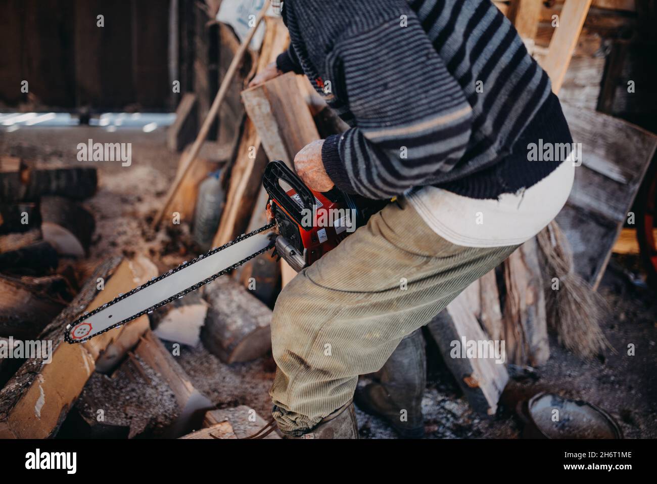 Man person chainsaw hi-res stock photography and images - Alamy