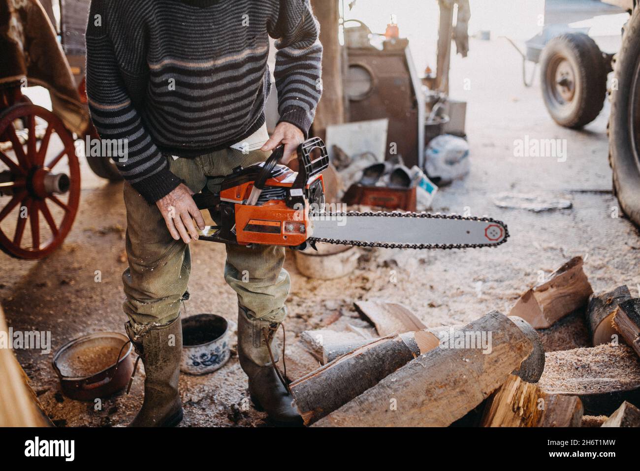 Man person chainsaw hi-res stock photography and images - Alamy