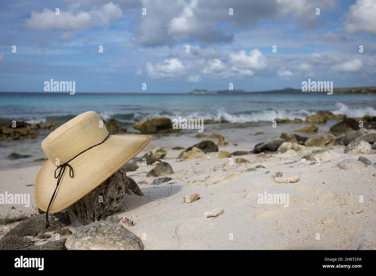 Straw hat on rocks beach hi-res stock photography and images - Alamy