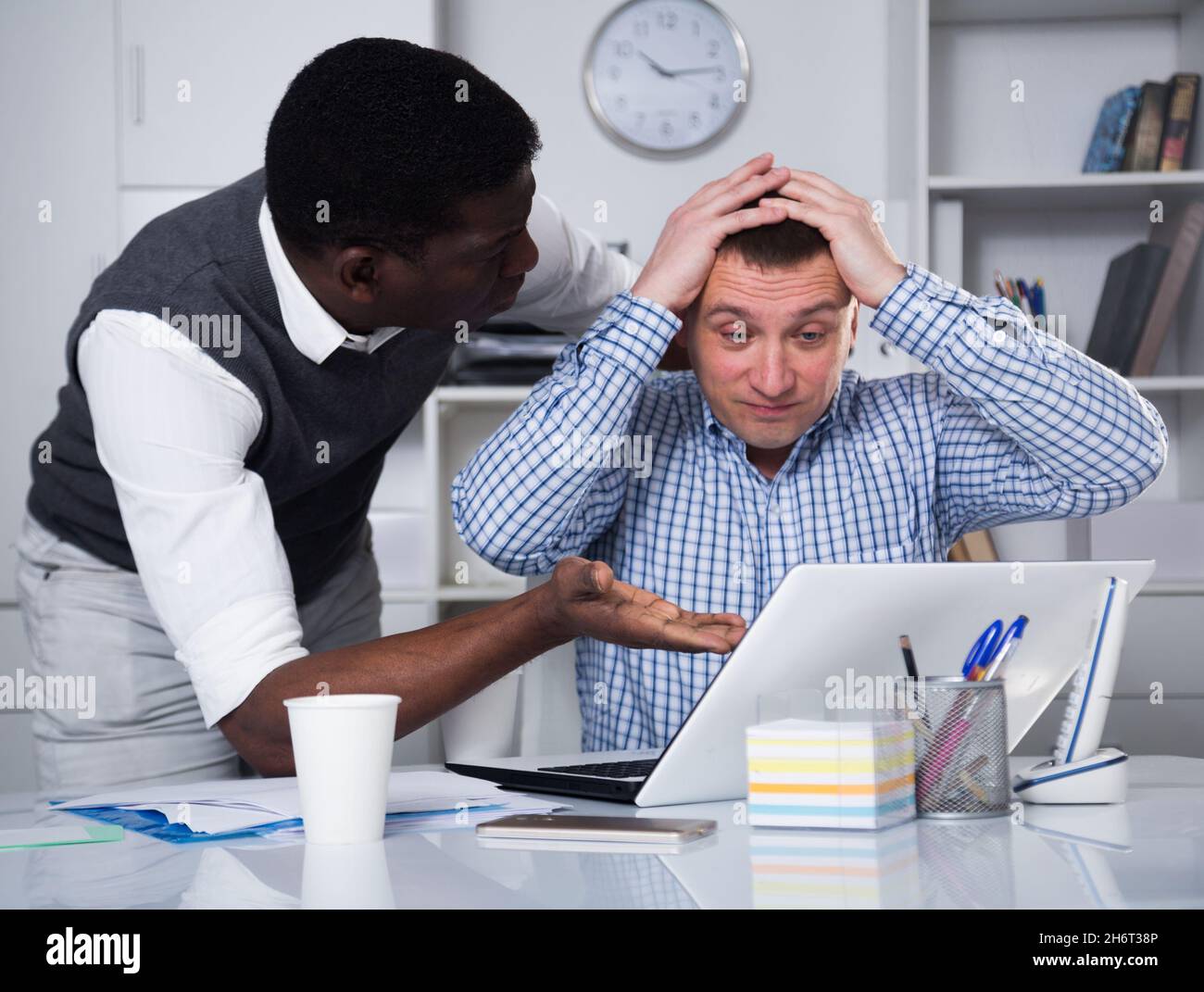Businessmen worried pc hi-res stock photography and images - Alamy