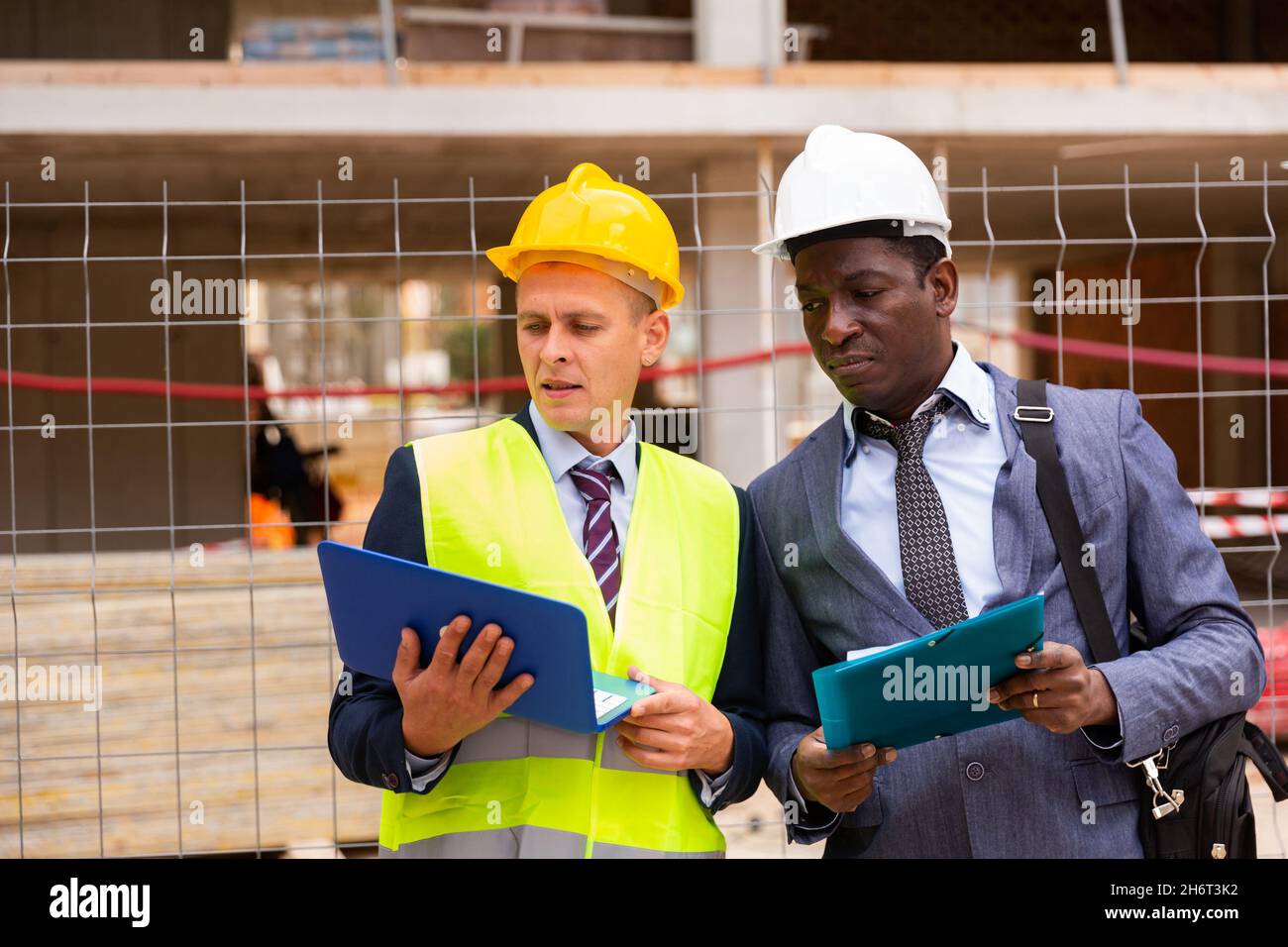 Builder and architect discussing construction Stock Photo - Alamy