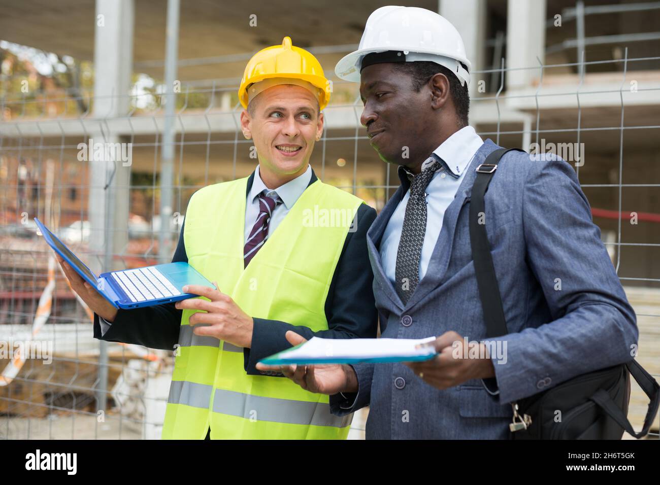Builder and architect discussing construction Stock Photo - Alamy