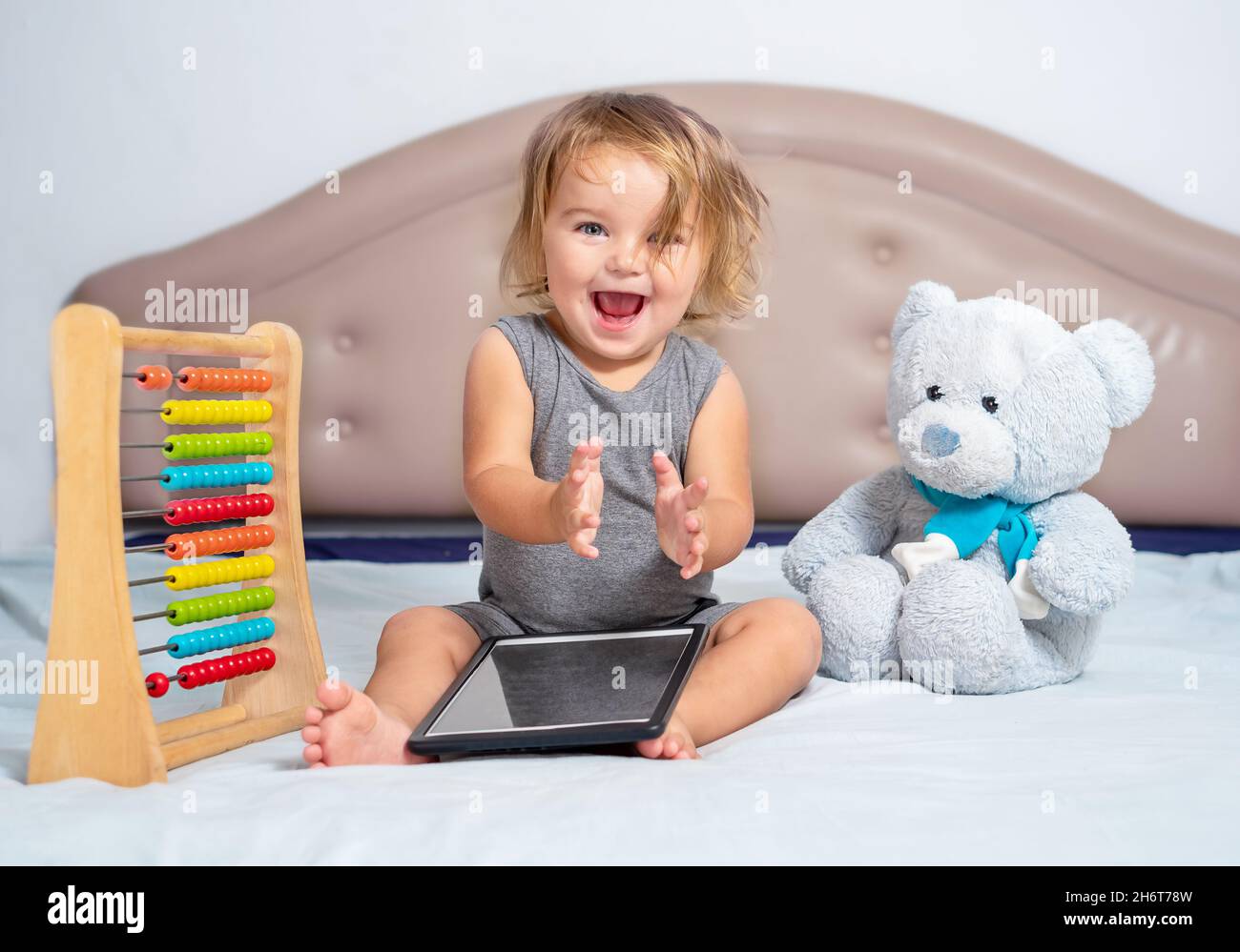 Baby claps hi-res stock photography and images - Alamy