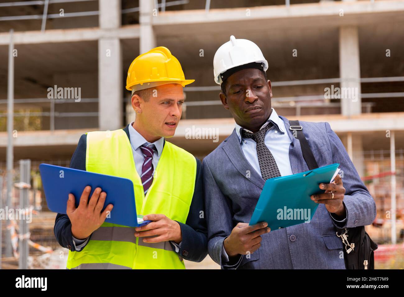 Engineer and foreman discussing new project on construction site Stock ...