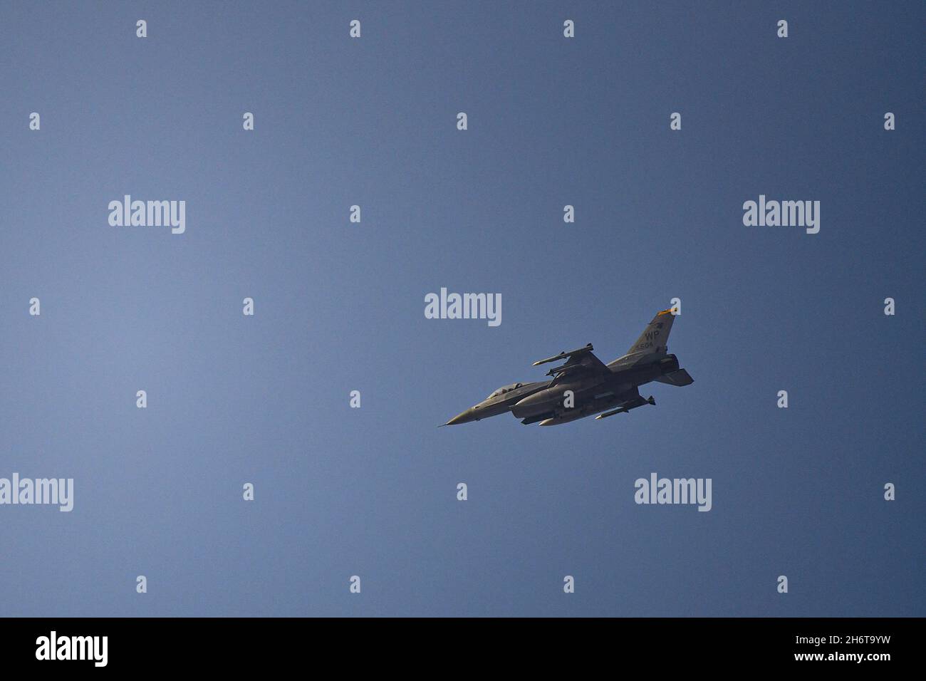 An 80th Fighter Squadron F-16 Fighting Falcon flies above Kunsan Air ...
