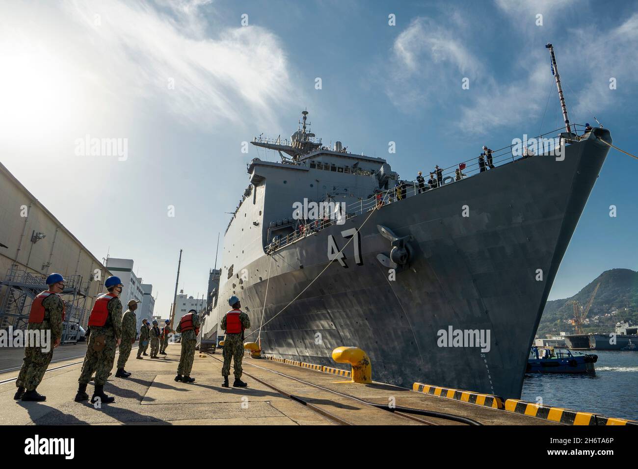 The amphibious dock landing ship USS Rushmore (LSD 47) arrives pierside ...