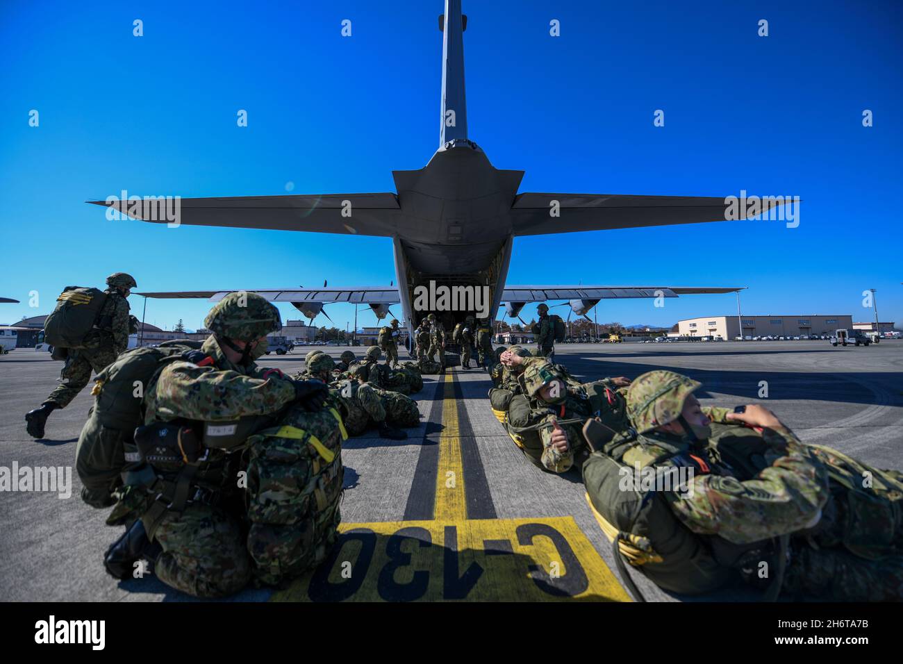 Japan Ground Self-Defense Force soldiers assigned to the 1st Airborne ...