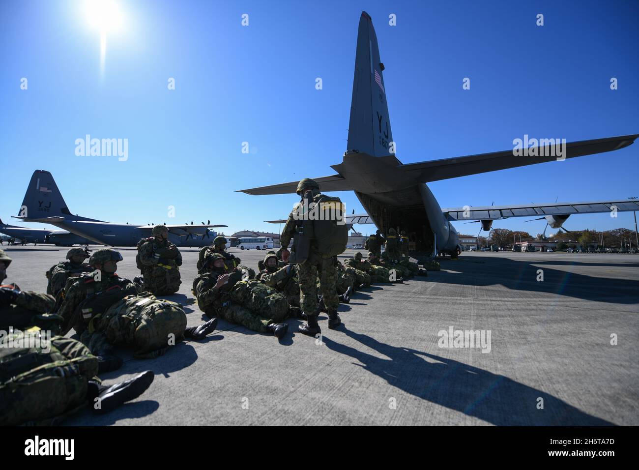 Japan Ground Self-Defense Force soldiers assigned to the 1st Airborne ...