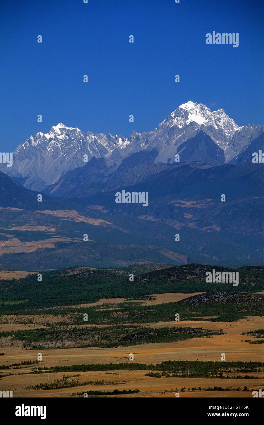 Mount yulong hi-res stock photography and images - Alamy