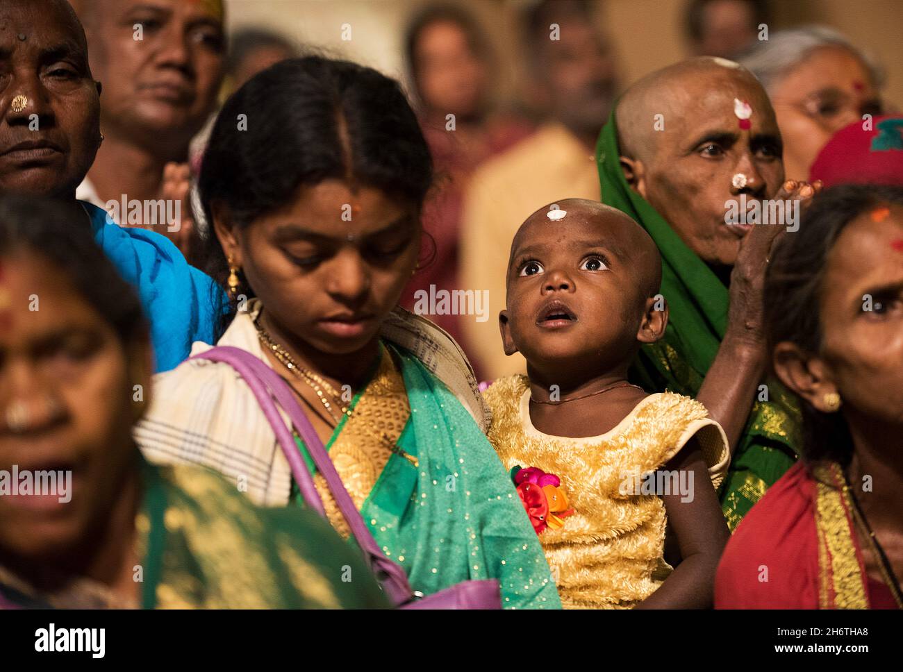 INDIA, UTTAR PRADESH, VARANASI, PILGRIMS AND THEIR CHILDREN PRAYING ...