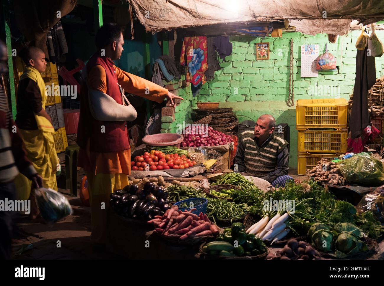 INDIA, UTTAR PRADESH, VARANASI, VEGETABLE VENDOR IN A SMALL NIGHT MARKET Stock Photo - Alamy