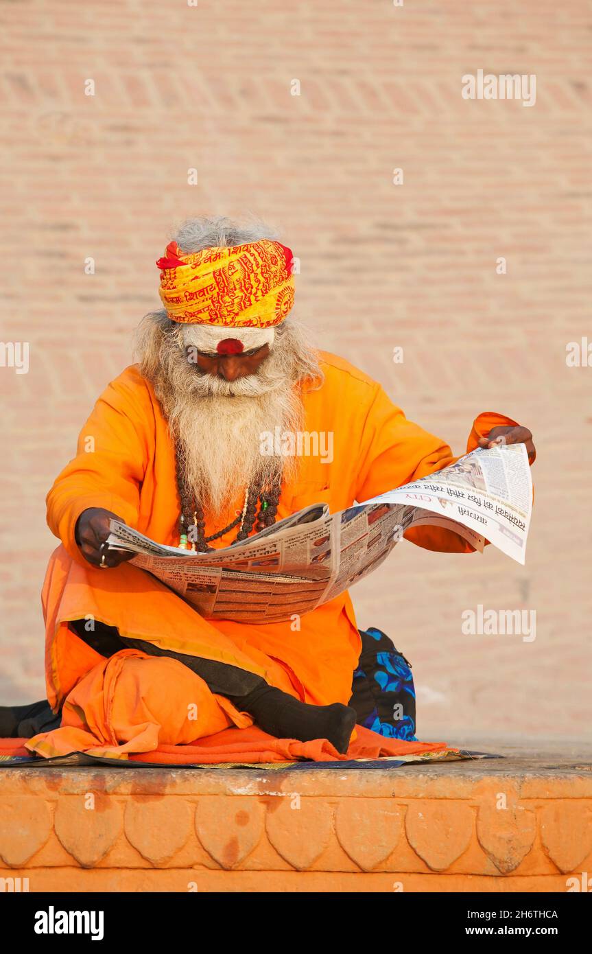 Indian men reading newspaper hi-res stock photography and images - Alamy