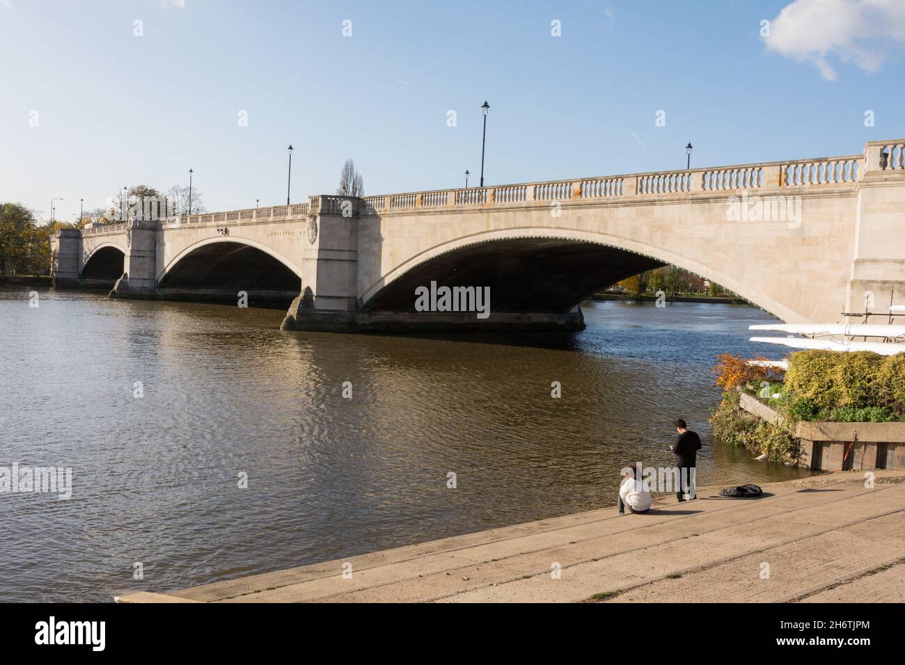 Chiswick bridge hi-res stock photography and images - Alamy