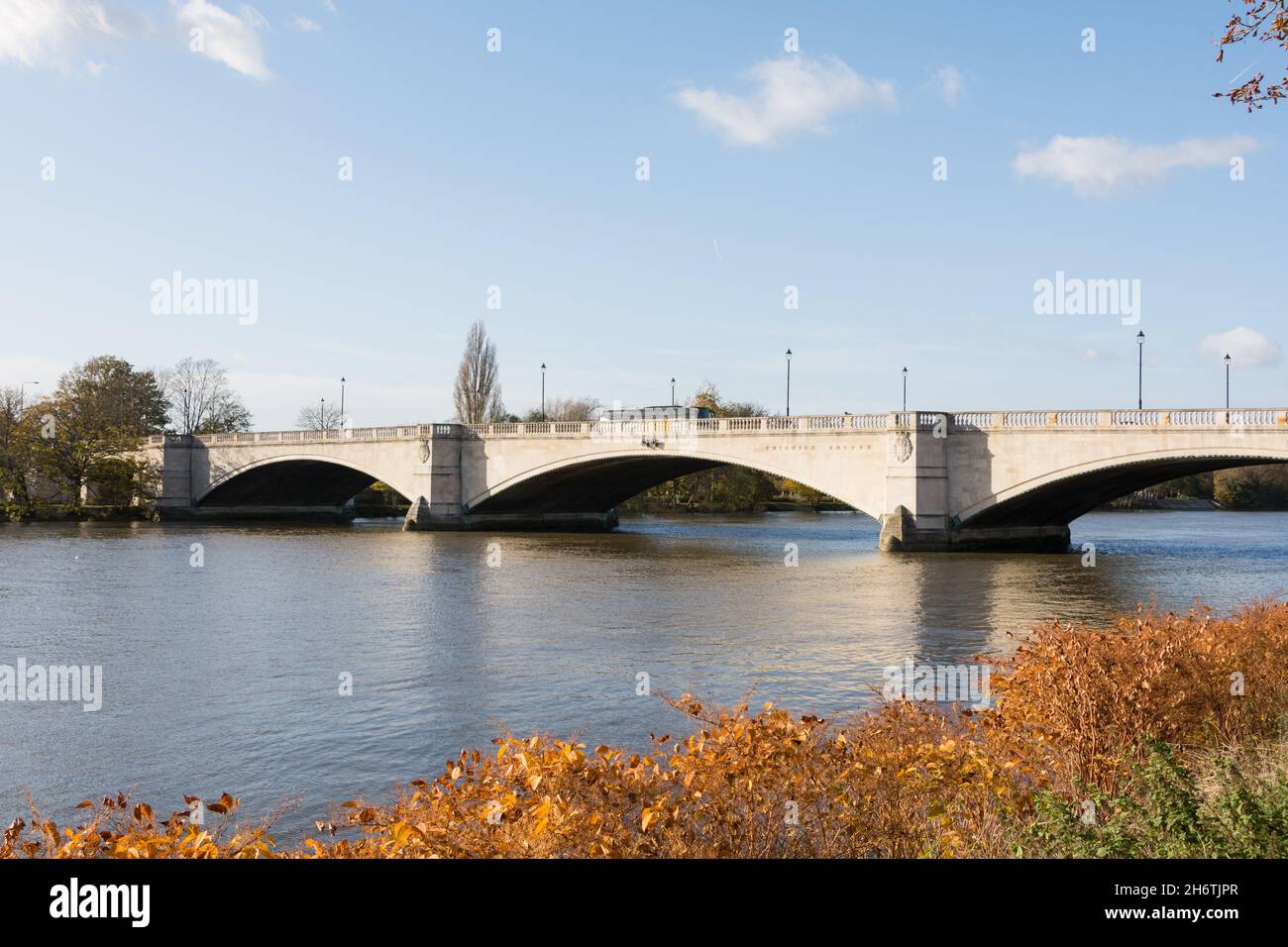 Chiswick bridge hi-res stock photography and images - Alamy