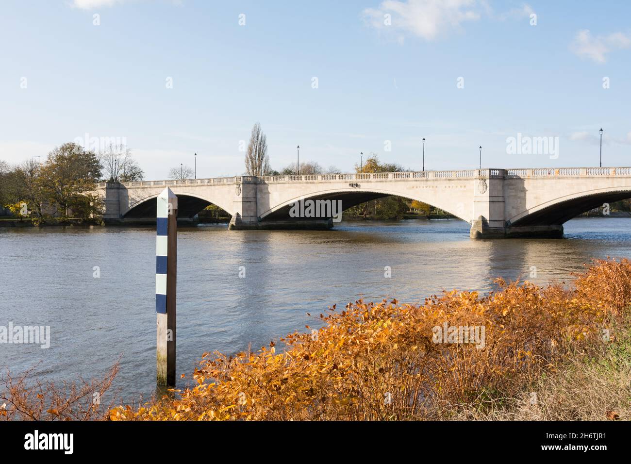 Chiswick bridge hi-res stock photography and images - Alamy