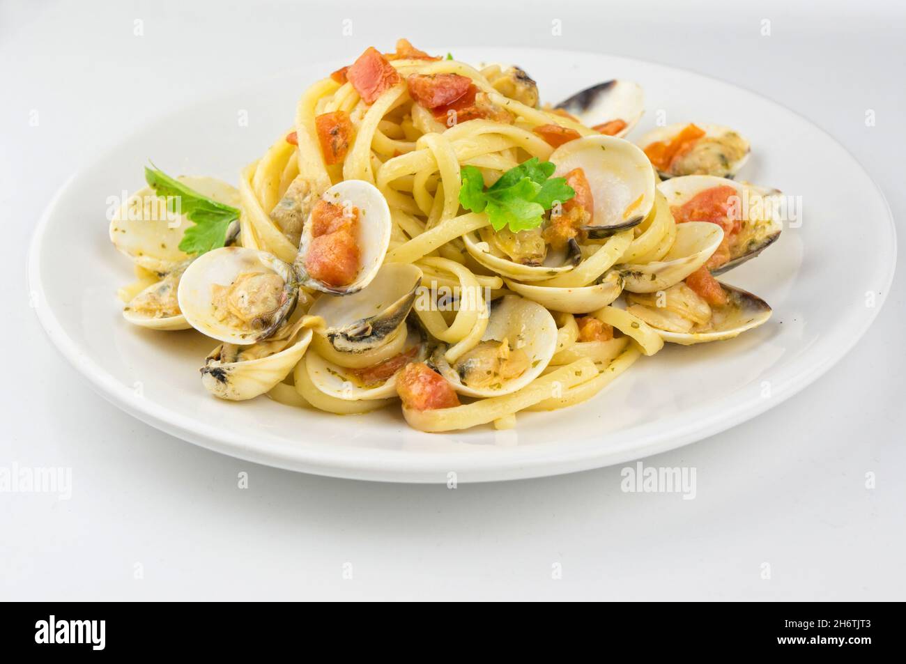 Traditional Italian seafood spaghetti with seashells Stock Photo - Alamy