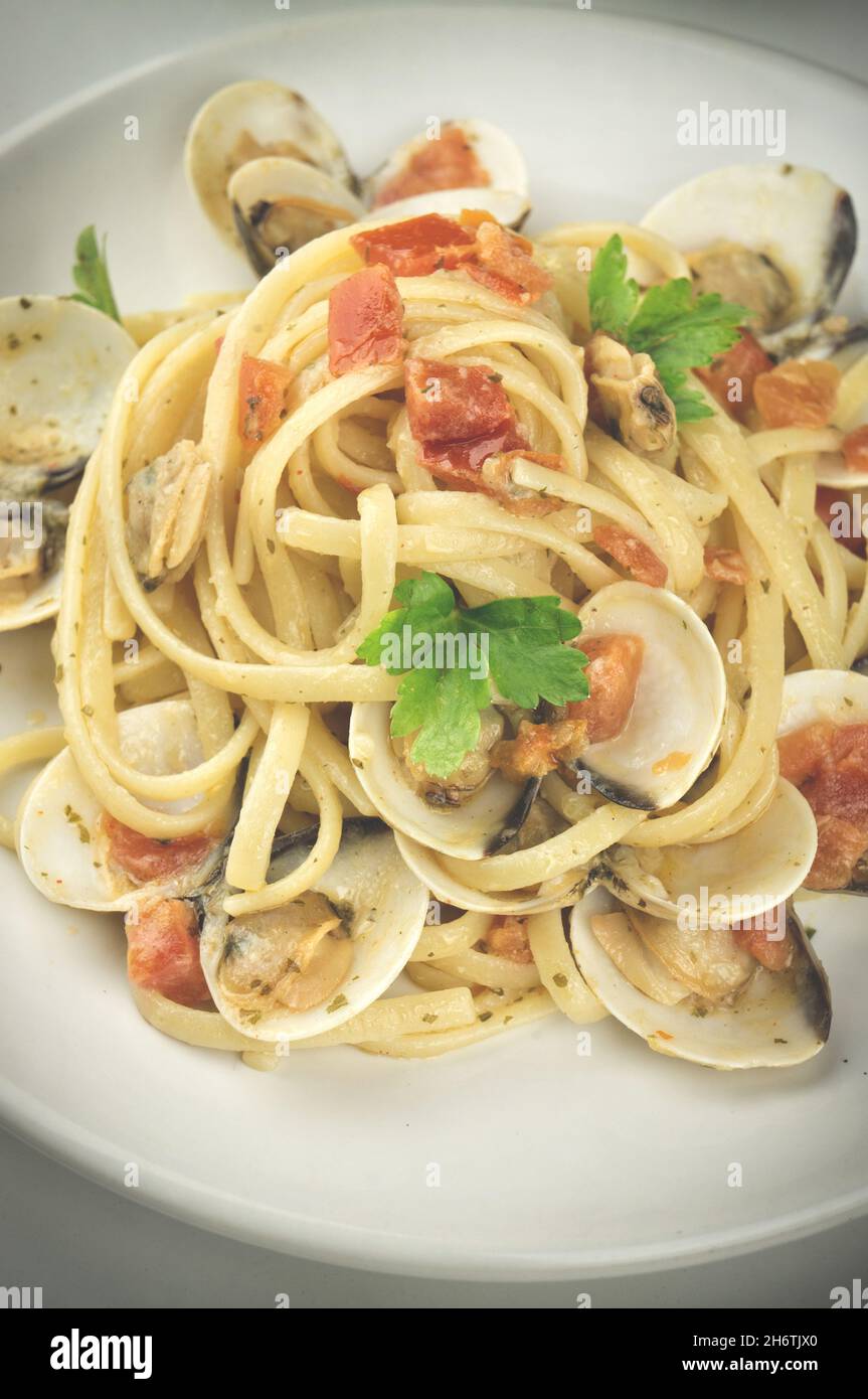 Traditional Italian seafood spaghetti with seashells Stock Photo - Alamy